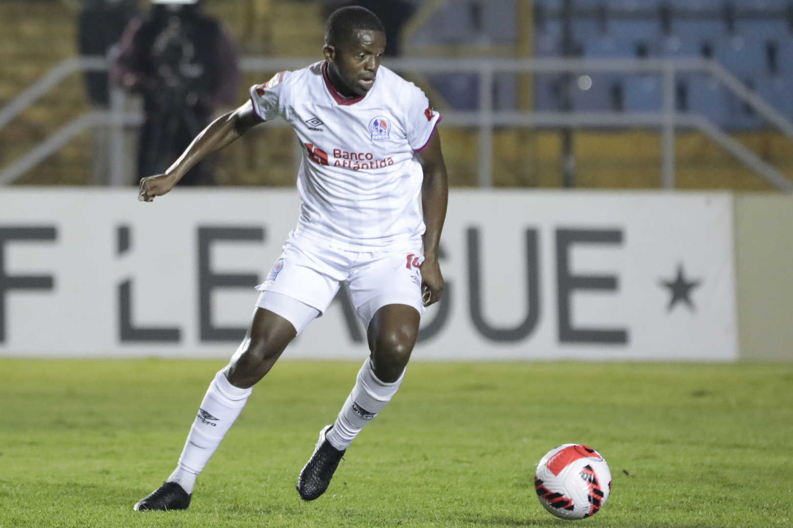 Venegas, López entre las estrellas en la final de SCL