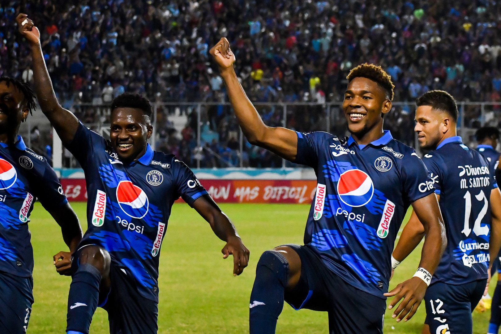 Con 10 hombres, Motagua venció al Olancho con gol de Mejía
