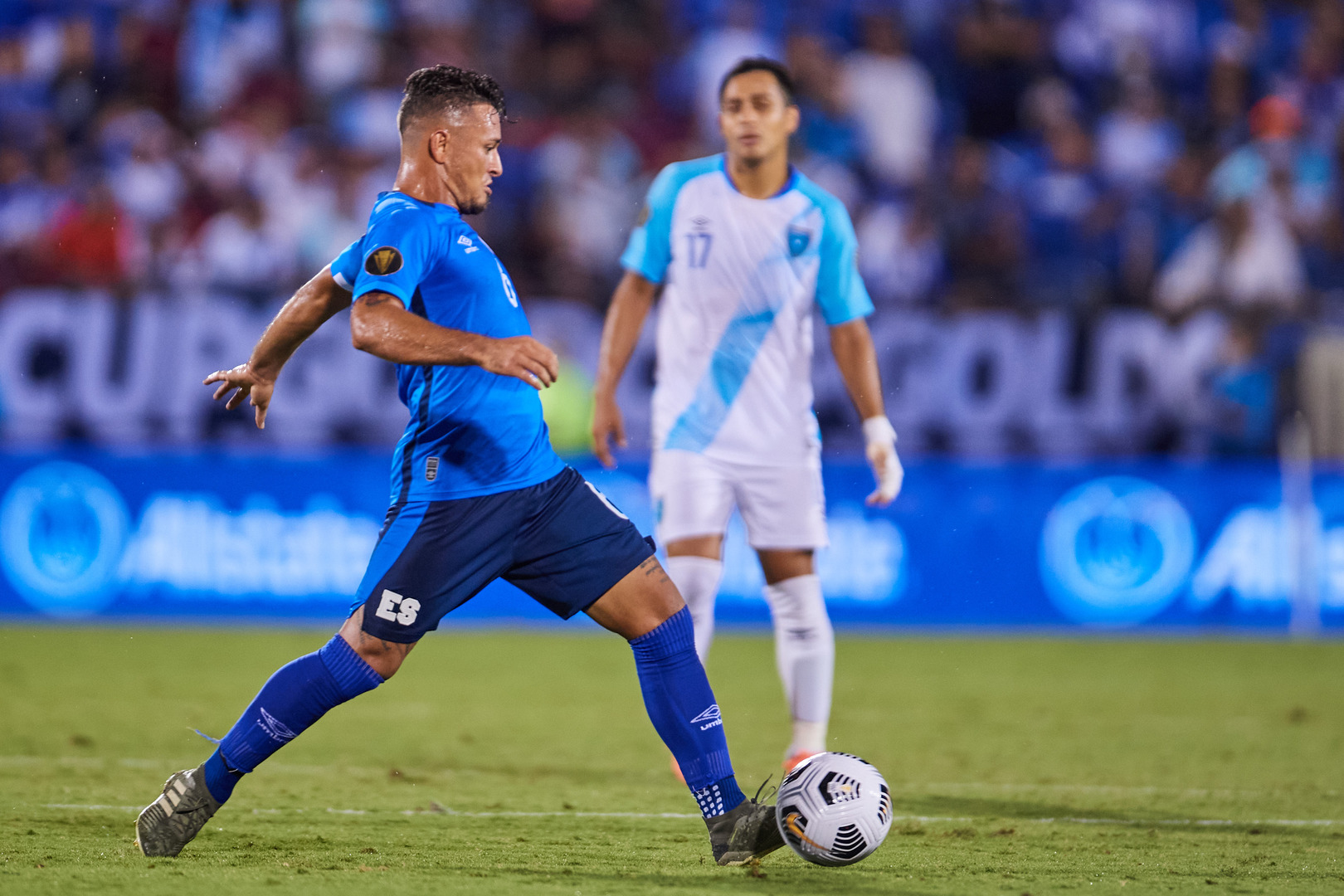 Roldán debuta anotando en la victoria de El Salvador